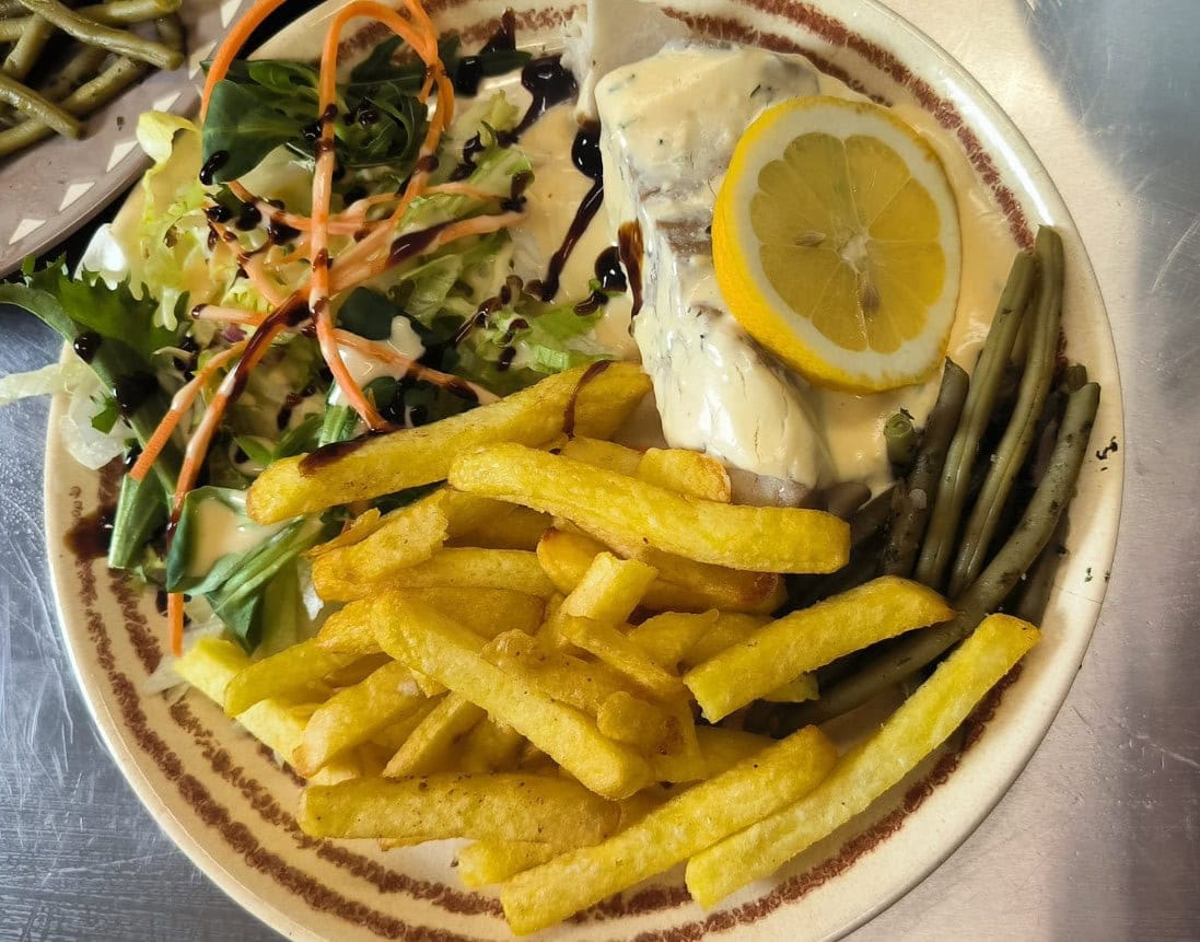 La Clé Des Champs à Saint Leger de Montbrillais - menu et photos